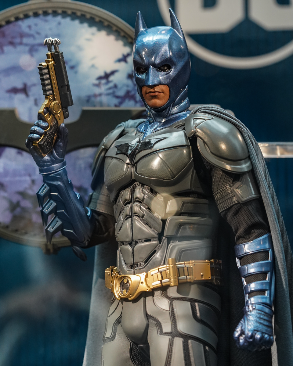 Hot Toys MMS697 WB 100 Batman 1/6th Scale Collectible Figure (Exclusiv ...