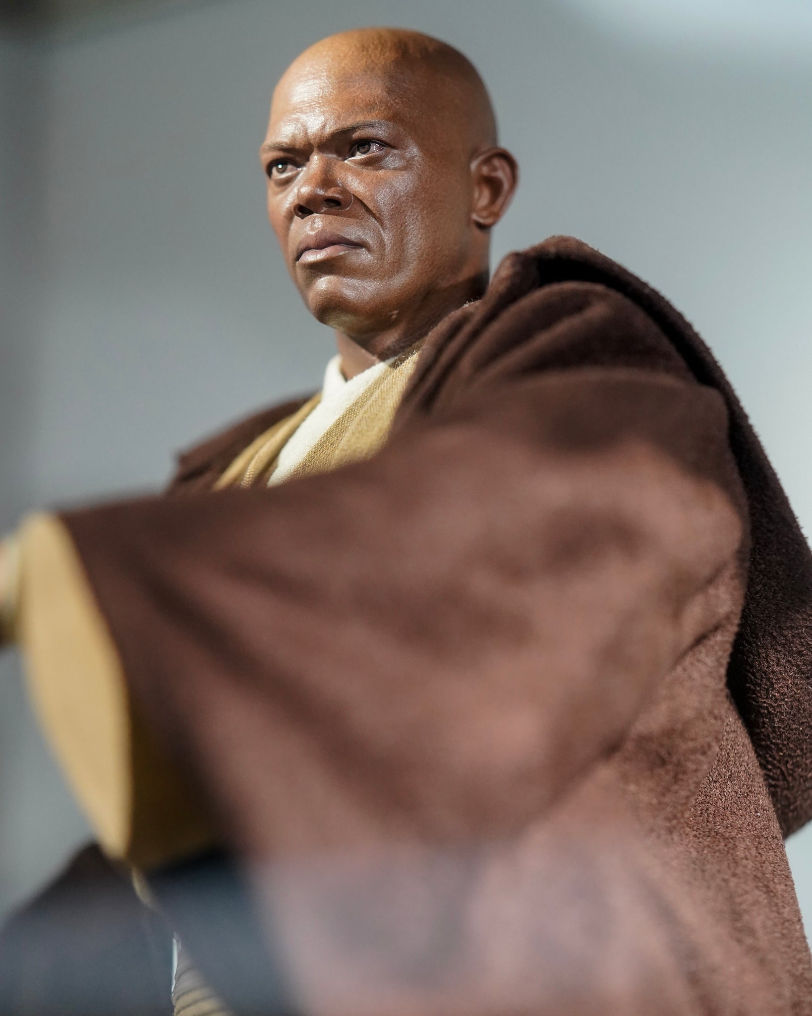 Hot Toys MMS681 Star Wars Attack of the Clones Mace Windu 1/6 Scale Co ...